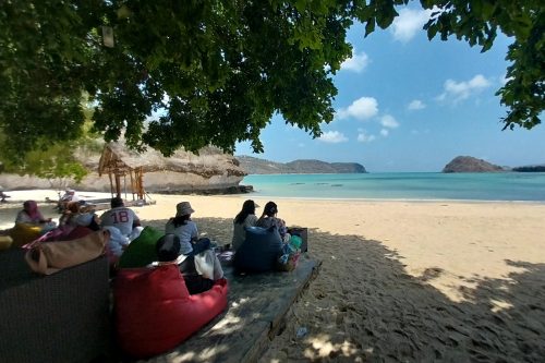 Pantai Bumbangku Cottage Jadi Pilihan Tempat Arisan Para Group - nusabrita