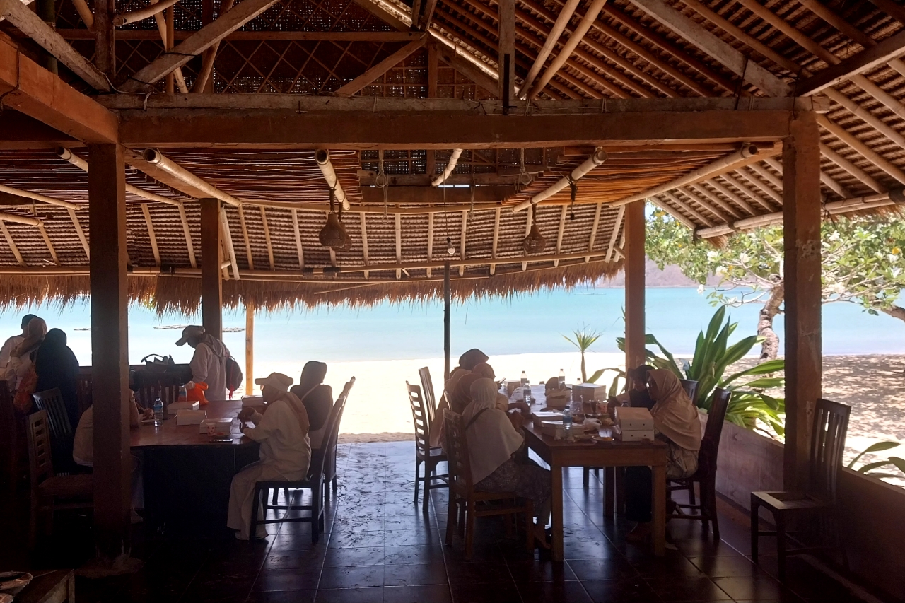 Pantai Bumbangku Cottage Jadi Pilihan Tempat Arisan Para Group - nusabrita